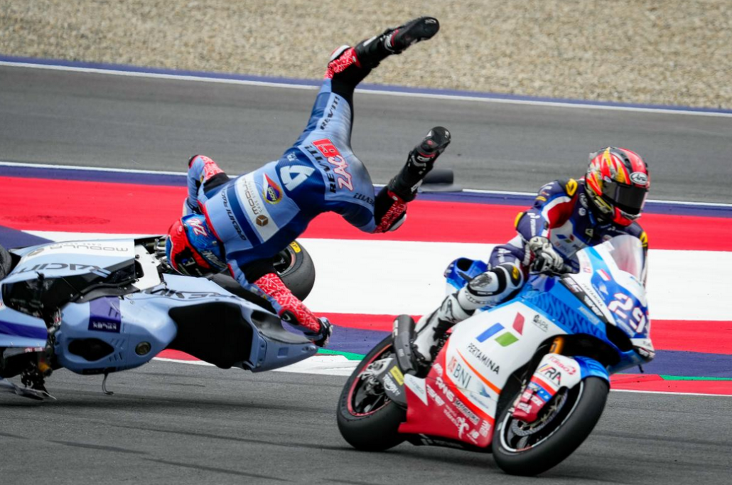 Moto2™ - Ai Ogura (Idemitsu Honda Team Asia) wins after final-lap intra ...
